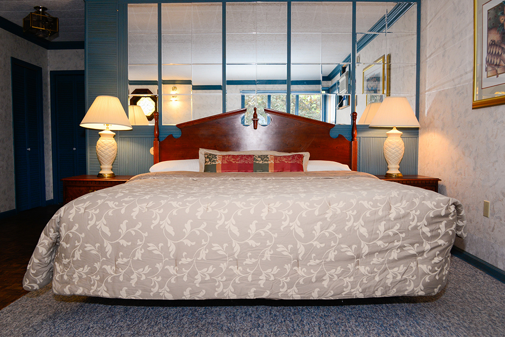 Lake George New York Hotel Offers Spacious Courtyard King Rooms - Lake ...