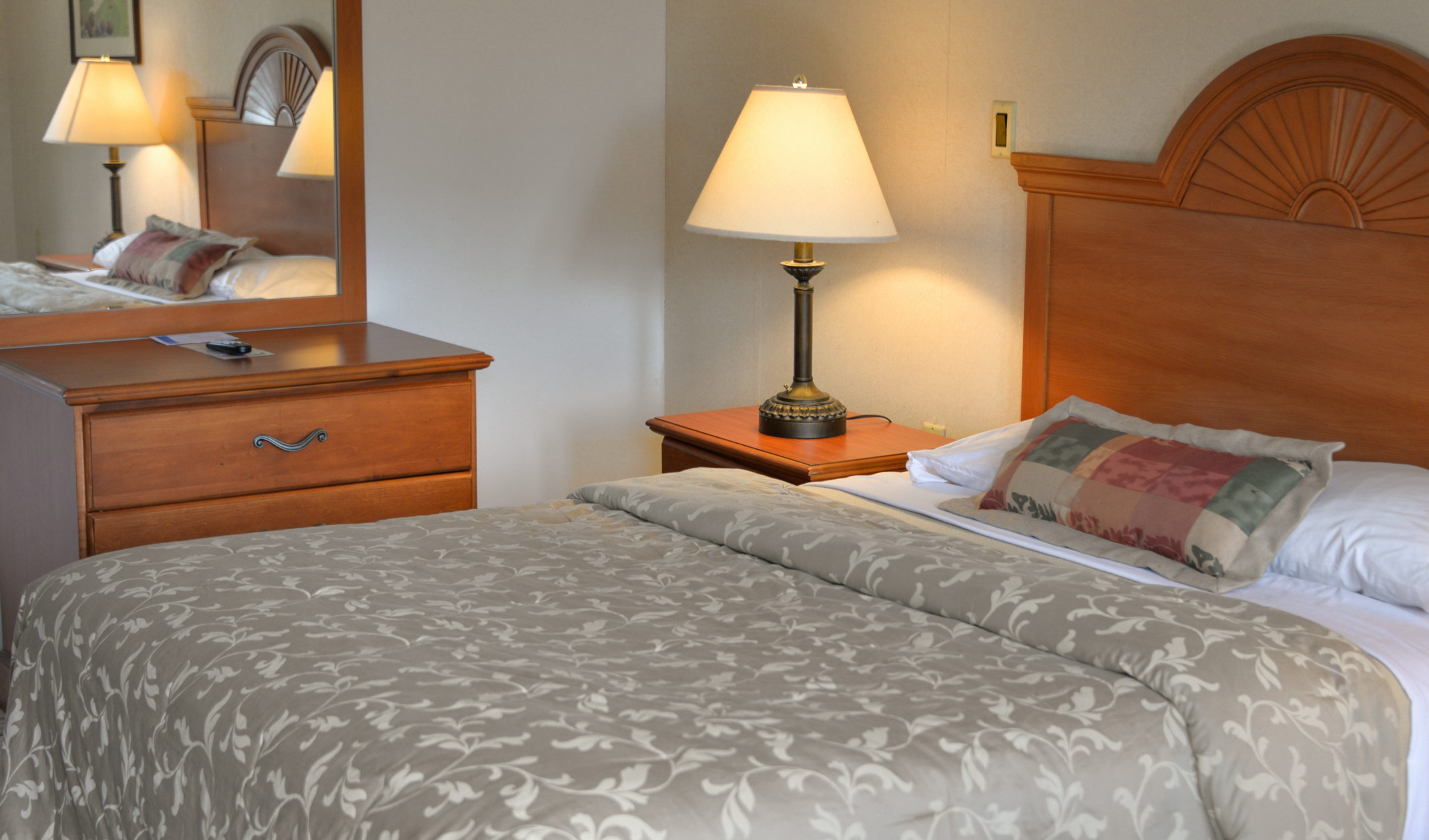 Lake George Lodging Offering Spacious Courtyard Queen & Double Rooms ...