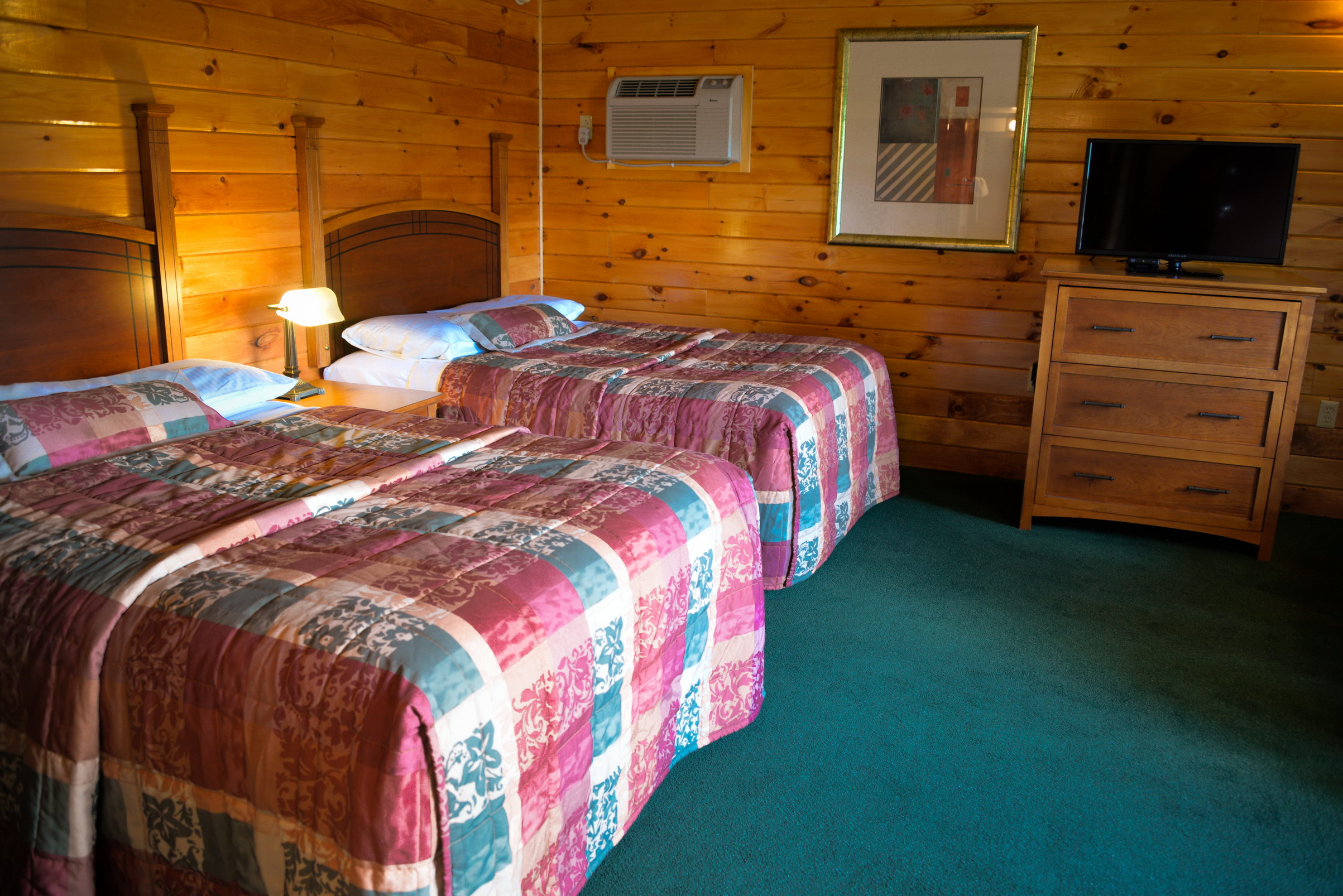 Lake George Lodging Offering Spacious Courtyard Queen & Double Rooms ...