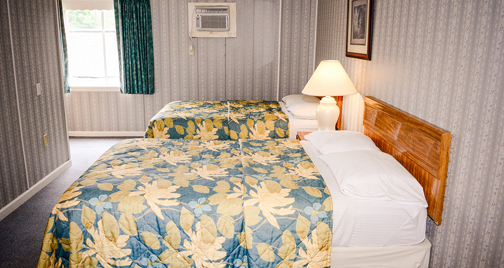 Courtyard Queen & Courtyard Double Rooms : Lake Crest Inn